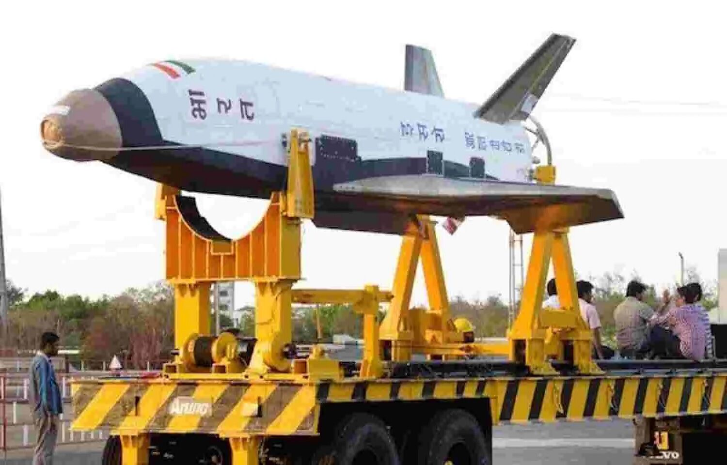 ISRO RLV: इसरो स्वदेशी स्पेस शटल बना रहा है जो सस्ता होगा और लॉन्च के ...