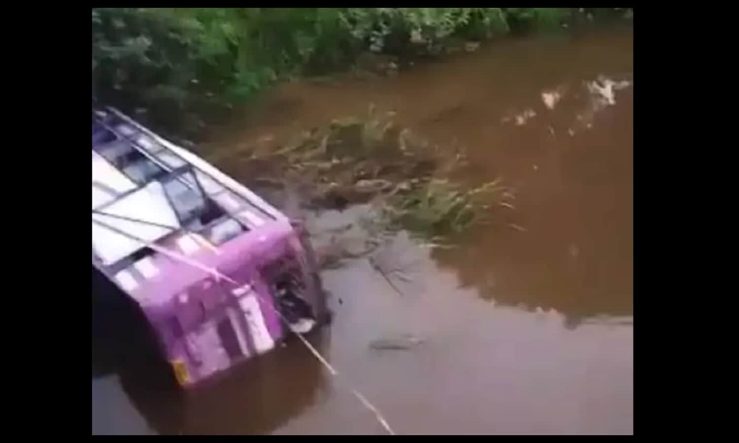 एमपी में बड़ा हादसा, नदी में गिरी बस, महिला टीचर सहित दो यात्रियों की ...