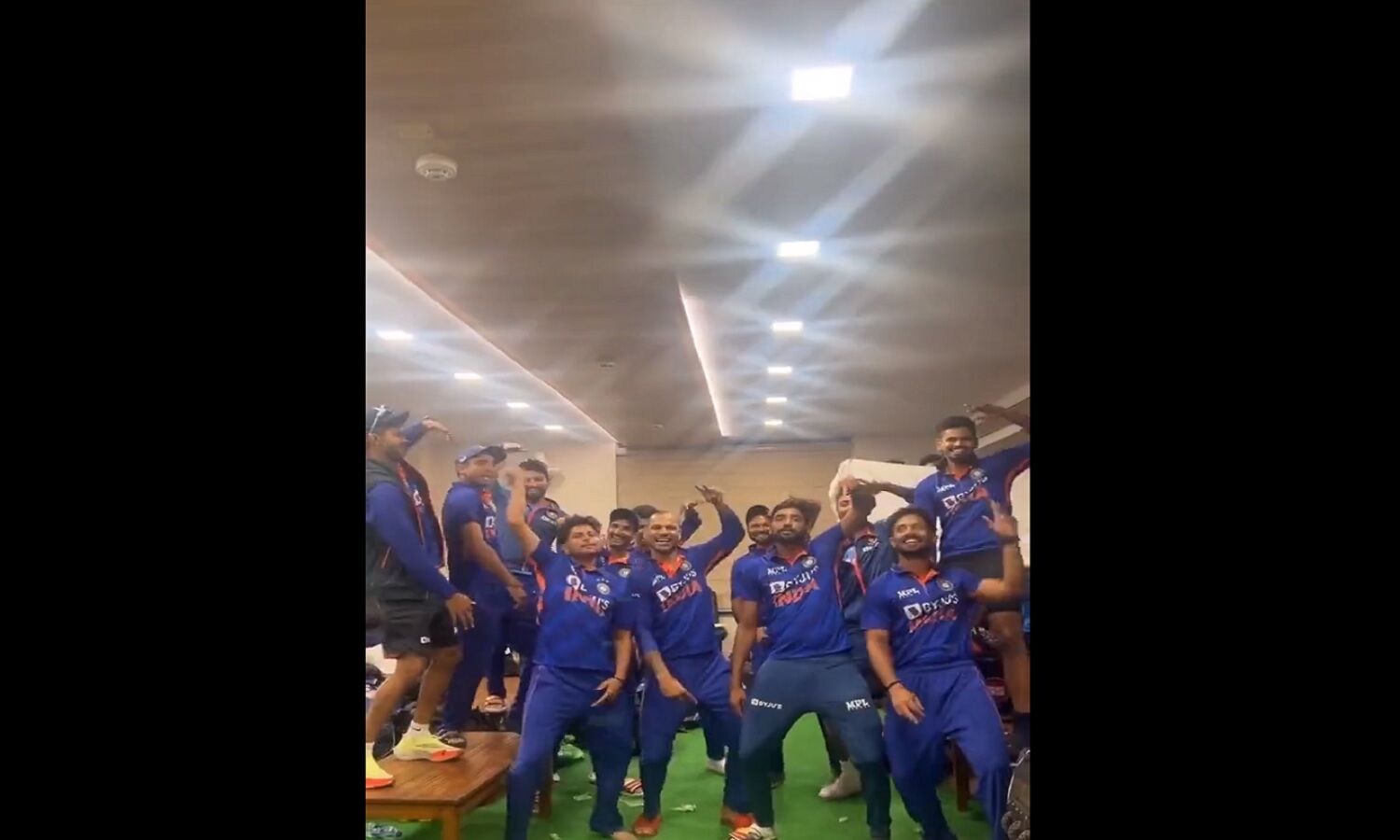 Team India Dance : टीम इंडिया ने बोलो तारा रा रा में मचाया धमाल ...