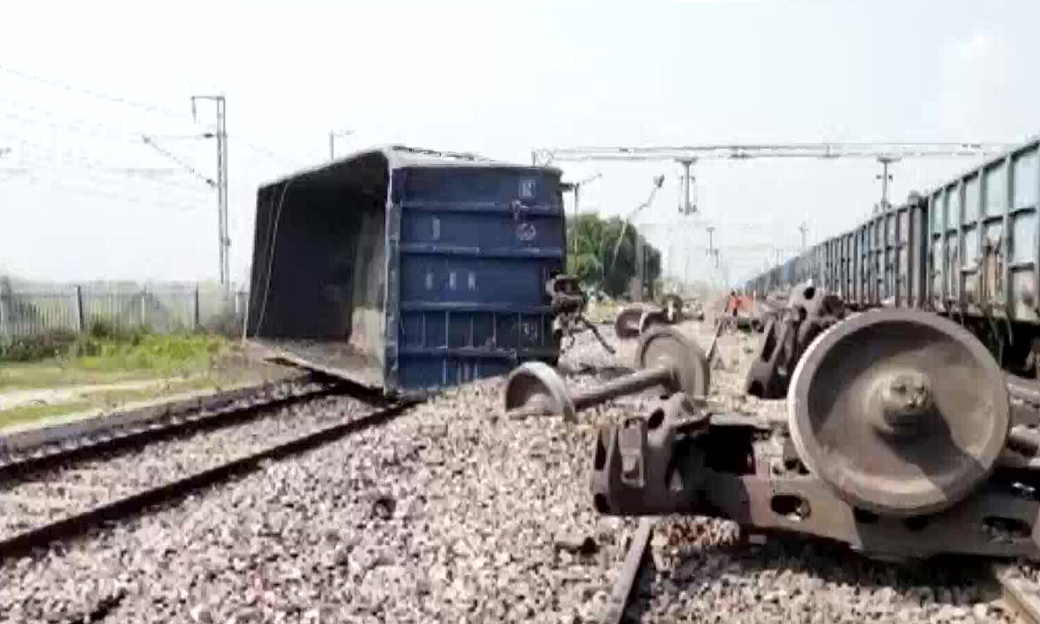 UP Goods Train Derailed : यूपी में हुआ रेल हादसा, बाधित हुआ रेल मार्ग ...