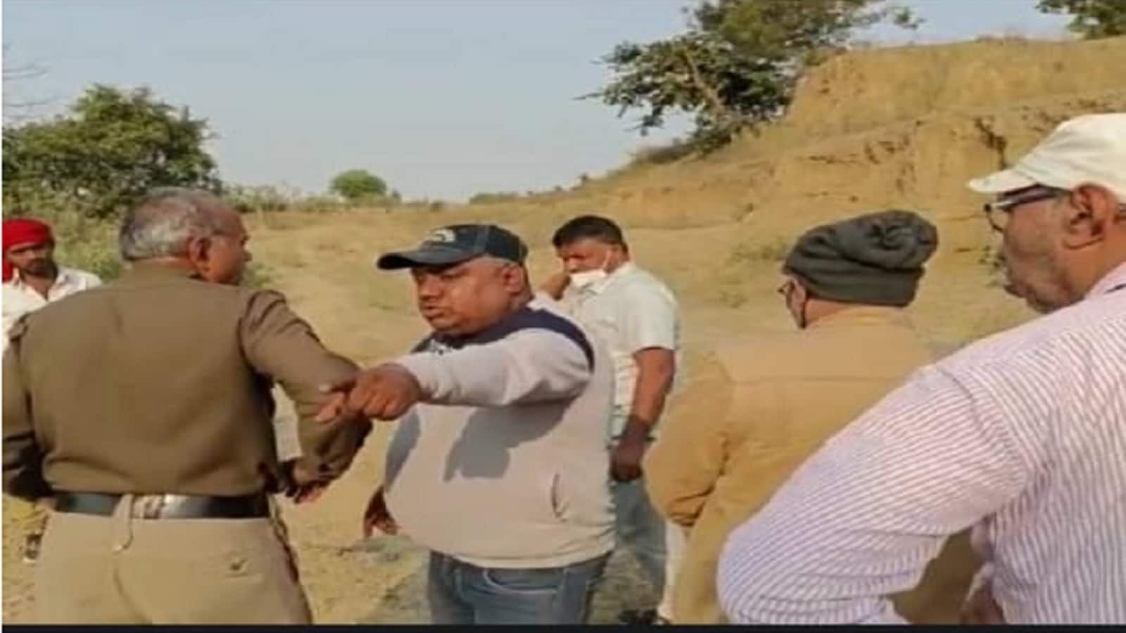 रीवा: कब्र से गायब हो गई महिला की लाश, तलाश में जुटी जीआरपी | Woman's ...