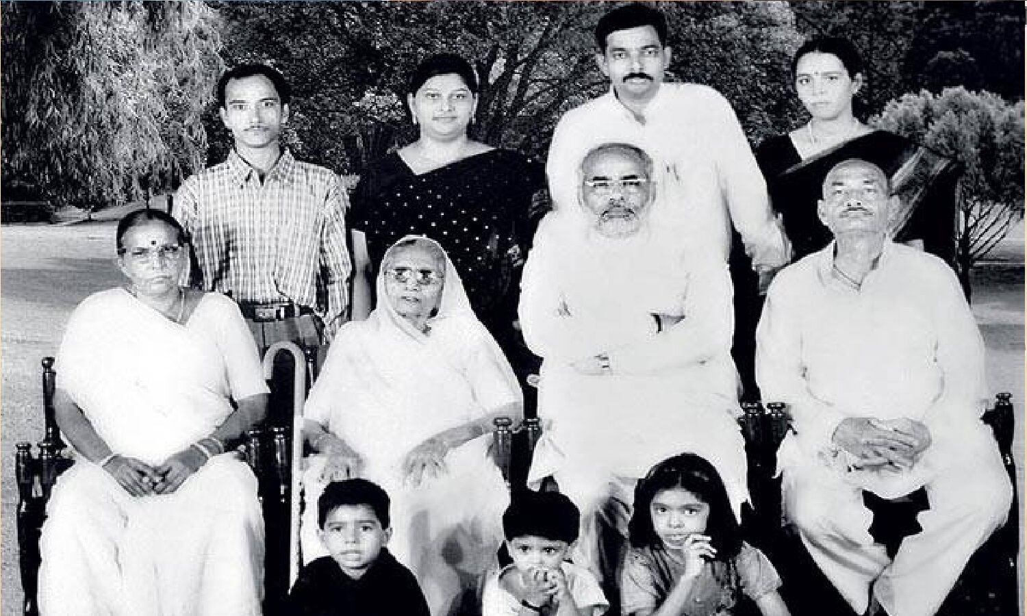 PM Modi's Family Tree: पीएम मोदी के परिवार में कितने लोग हैं? कौन क्या ...