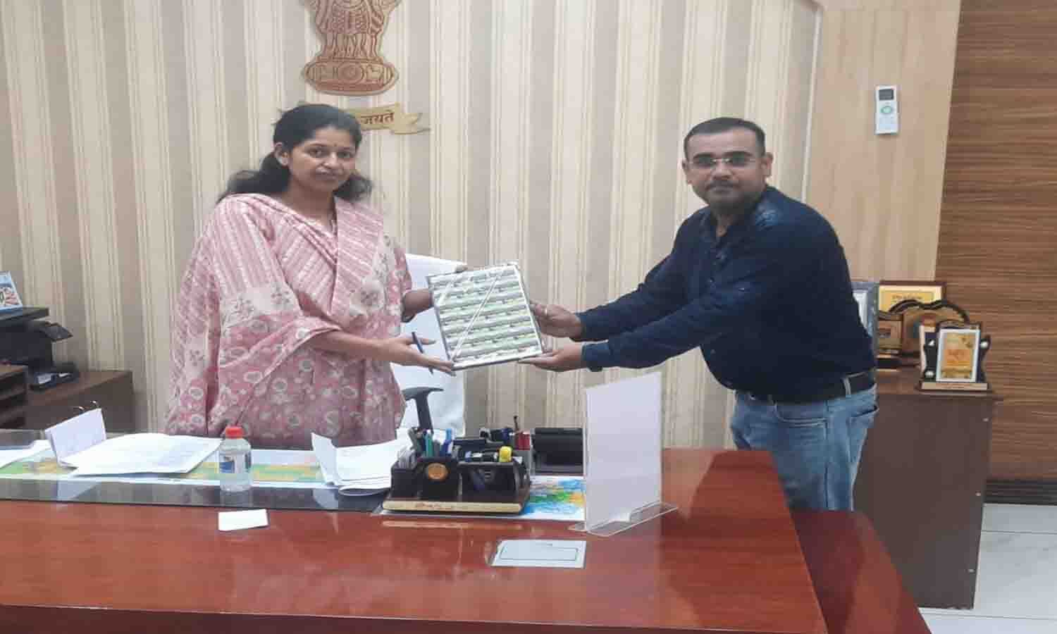 डाक विभाग रीवा द्वारा कलेक्टर को सेना के पराक्रम से जुड़ा पूर्व में ...