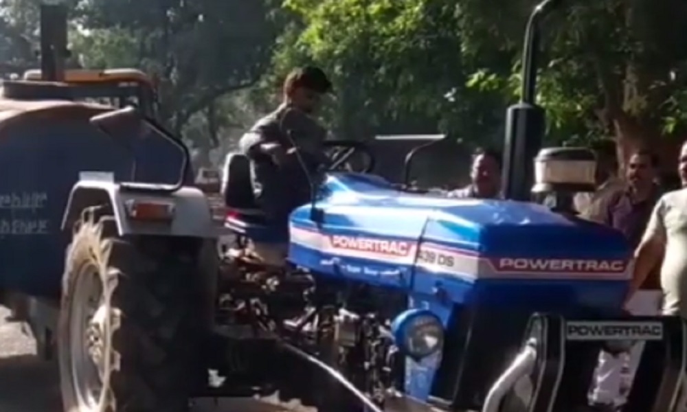 शहडोल से शराब लेकर आ रहा टैंकर गोविंदगढ़ तालाब में गिरा, मशक्कत के बाद ...